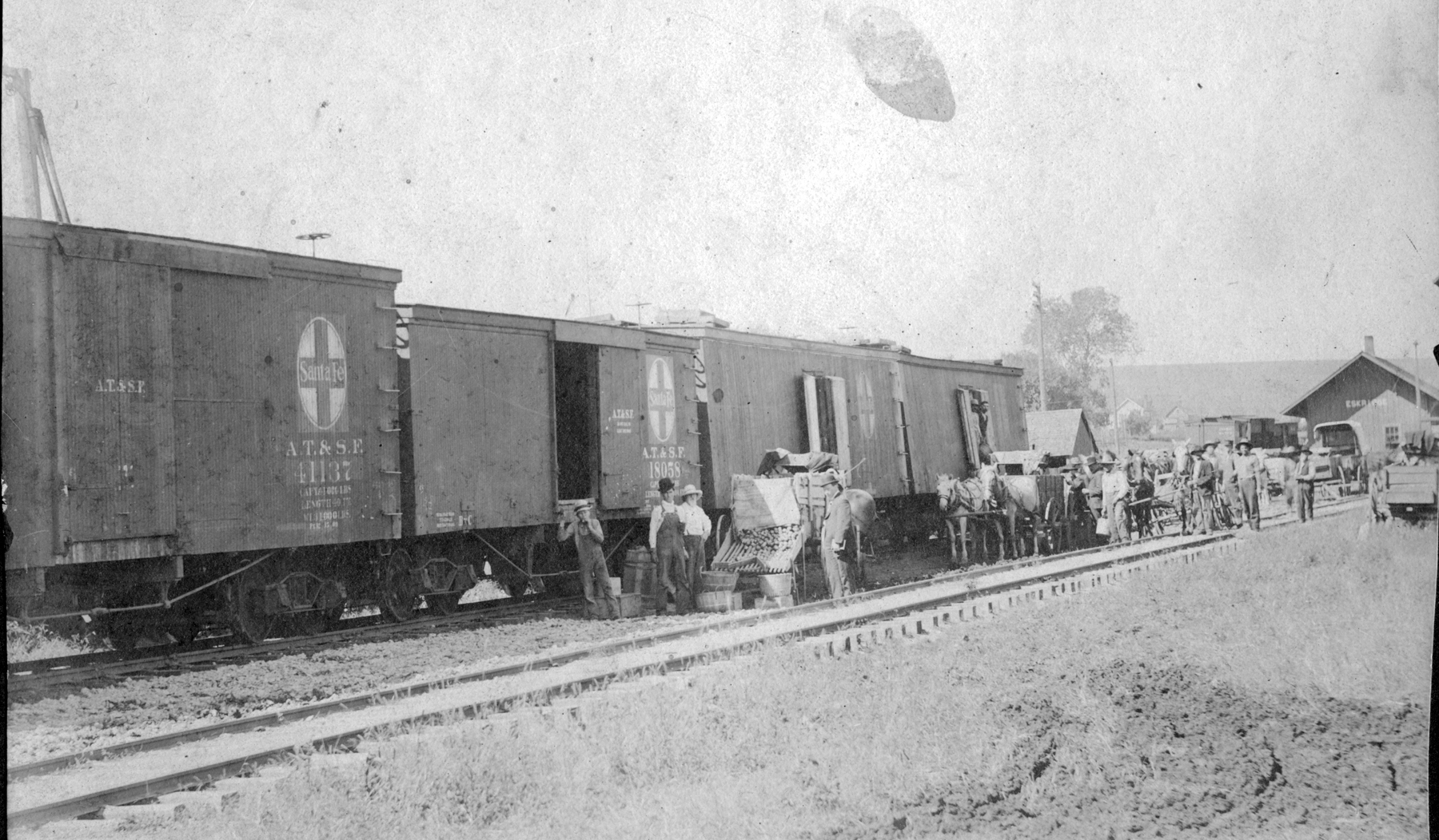 ESKRIDGE DEPOT UNLOADING BOXCARS – Flint Hills Special